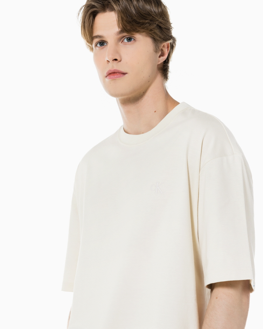 캘빈클라인진 CK 남성 릴렉스핏 엠브로이더리 로고 반팔티셔츠 40HM229- 이랜드몰