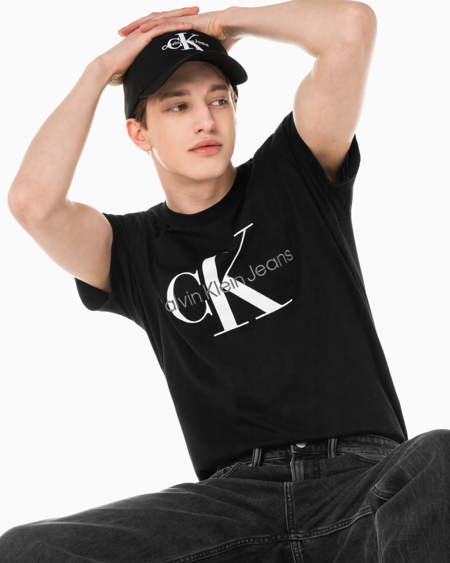 캘빈클라인진 | [캘빈클라인진]남성 레귤러핏 모노그램 엠브로이 반팔 티셔츠 (J320770-YAF) | 갤러리아몰