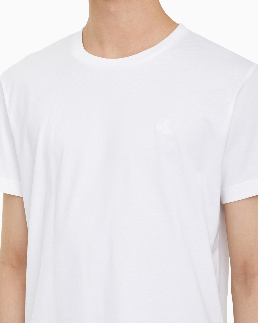 [캘빈클라인진]남성 레귤러핏 솔리드 CK 로고 반팔 티셔츠 (J320986-YAF)