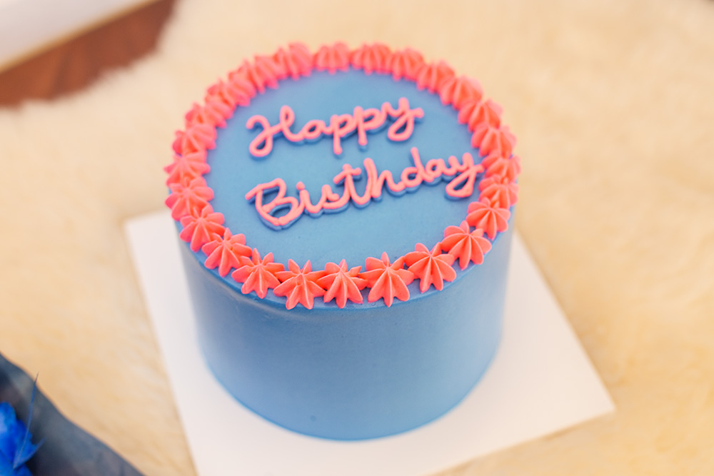 레터링 케이크와 블루장미꽃다발 | 원모먼트