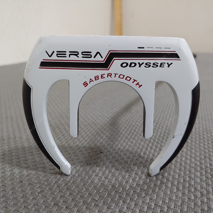 [골프딜] 오딧세이 버사 VERSA SABERTOOTH 34인치 말렛퍼터 - 상품정보